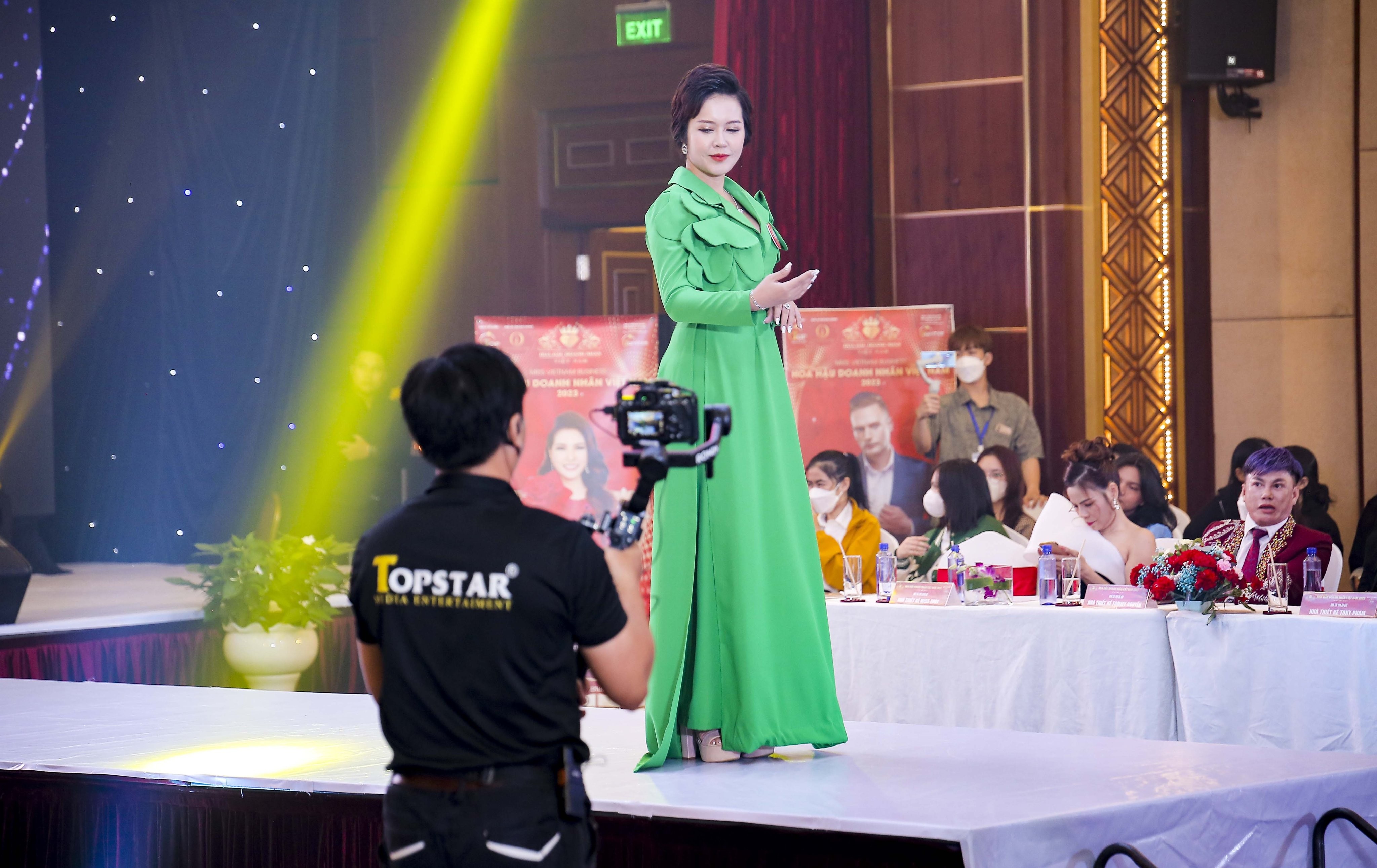 Lạ mắt với BTS áo dài cách tân độc đáo của NTK Tony Phạm - Đời sống và ...